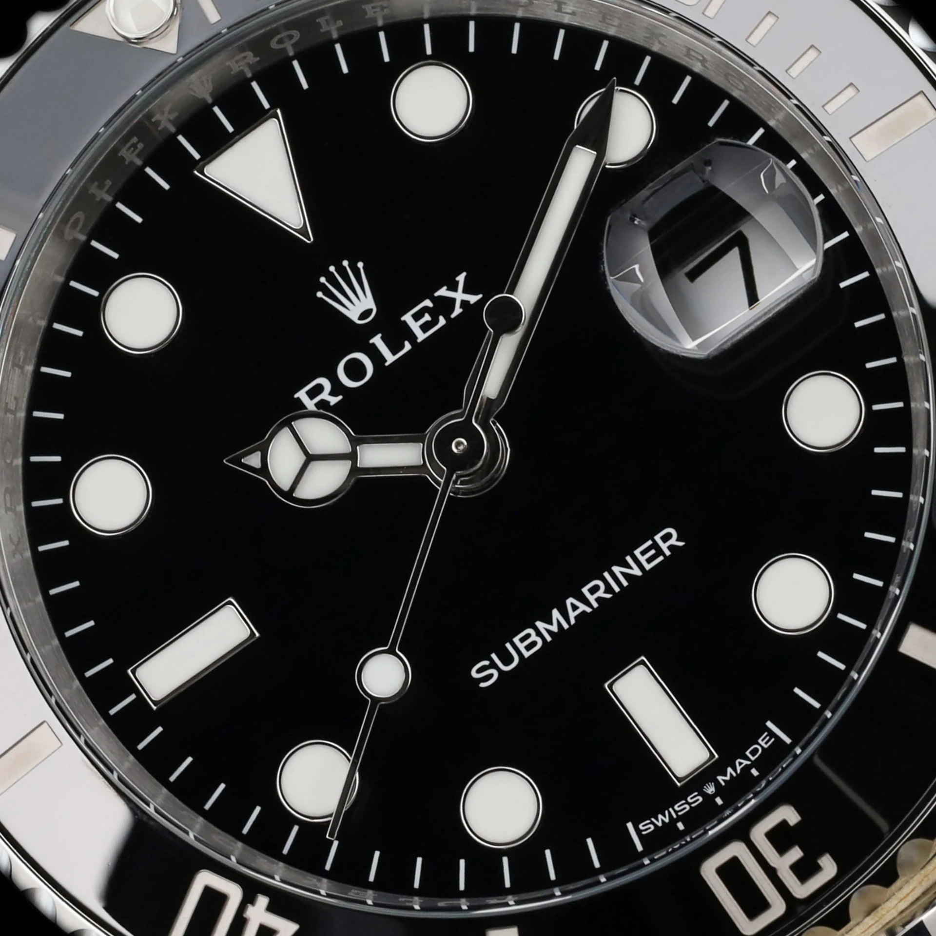 Auction: 2025 Rolex Submariner Date Desk Clock 909010LN | Bezel