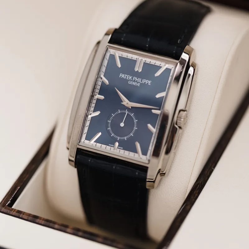 Auction: 2017 Patek Philippe Gondolo White Gold / Blue 5124G-011 | Bezel