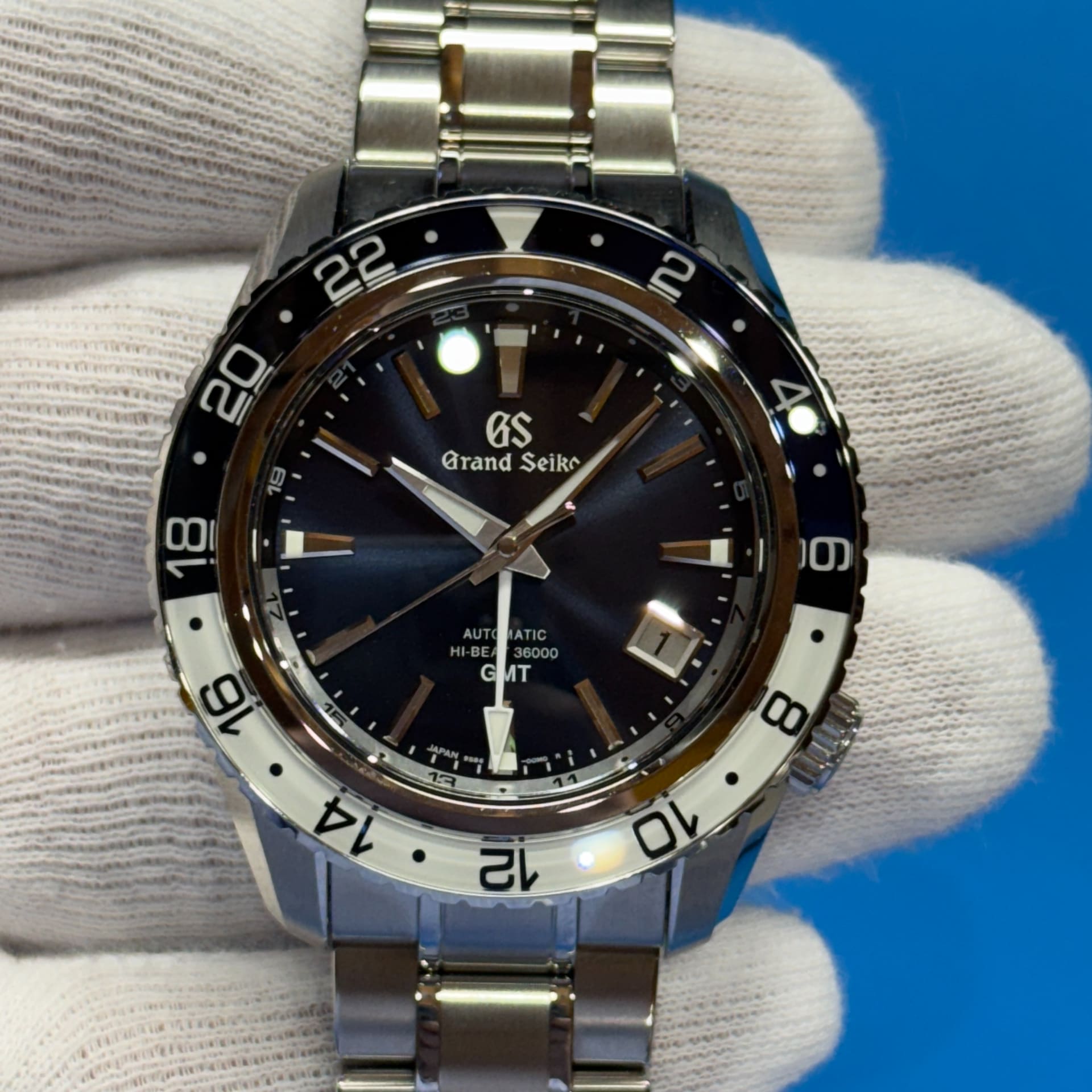 Auction: 2021 Grand Seiko GMT Triple Time Zone SBGJ237 | Bezel