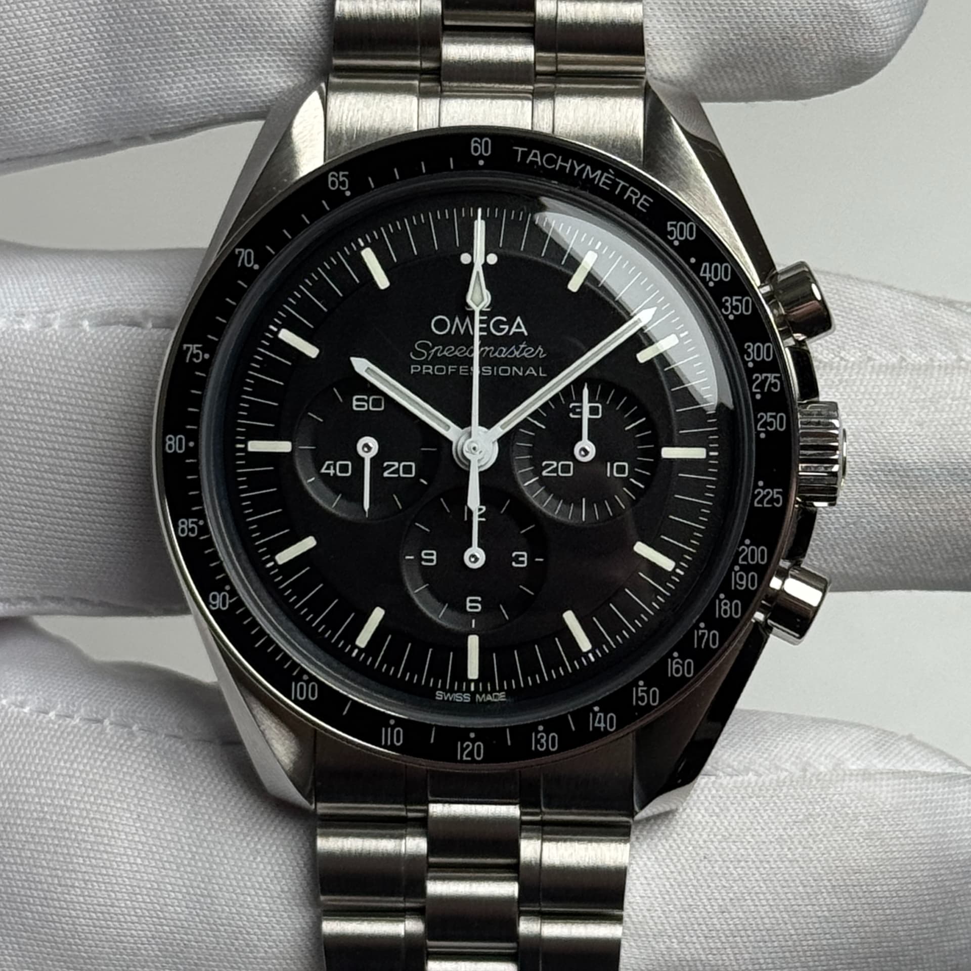 Auction: 2024 Omega Speedmaster 3861 310.30.42.50.01.001 | Bezel