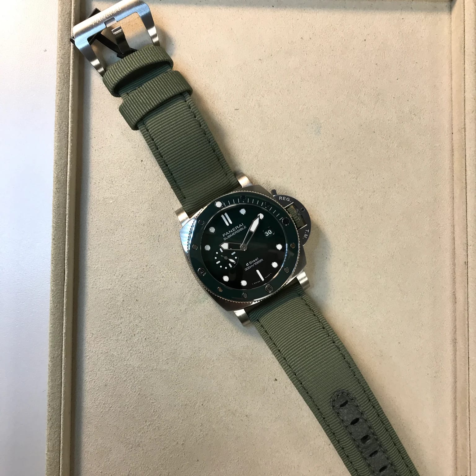 2022 Panerai Submersible QuarantaQuattro ESteel Verde Smeraldo PAM01287 ...